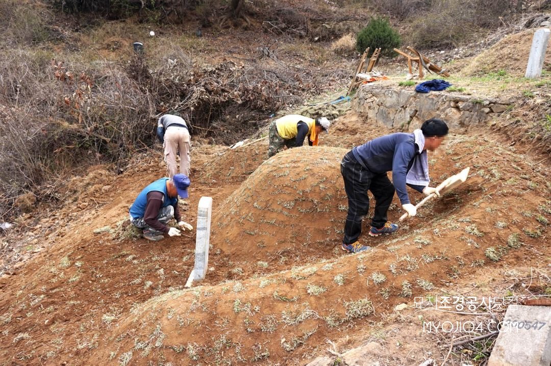 어마무시한 큰돌을 캐낸 벽제묘지 2구역 김영o님 산소 사초작업 후의 모습입니다 용미리제1묘지 용미리제2묘지 벽제리묘지 묘지이장 파묘 묘지개장 묘지화장 파주시묘지이장