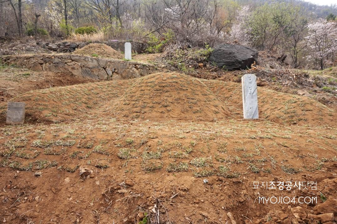 어마무시한 큰돌을 캐낸 벽제묘지 2구역 김영o님 산소 사초작업 후의 모습입니다 용미리제1묘지 용미리제2묘지 벽제리묘지 묘지이장 파묘 묘지개장 묘지화장 파주시묘지이장