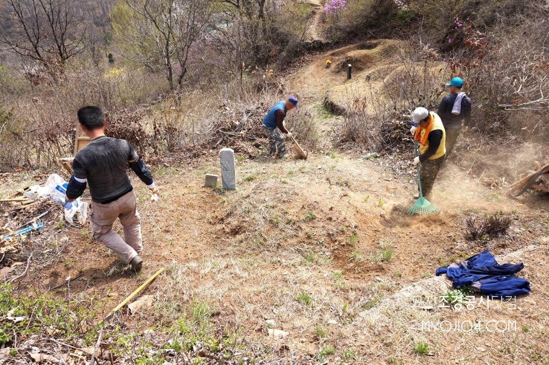 어마무시한 큰돌을 캐낸 벽제묘지 2구역 김영o님 산소 사초작업 후의 모습입니다 용미리제1묘지 용미리제2묘지 벽제리묘지 묘지이장 파묘 묘지개장 묘지화장 파주시묘지이장